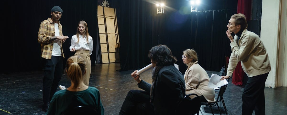 WriteSeen | What Is Dialogue in Plays vs. Dialogue in Screenplays?